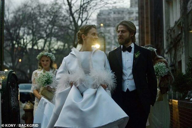La piccola Maya Hawke di Nepo si sposa di fronte ai famosi genitori Uma ...